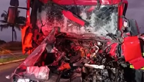 Acidente entre carreta e caminhão deixa uma pessoa morta na BR-101, no sul da Bahia - Agora Nordeste